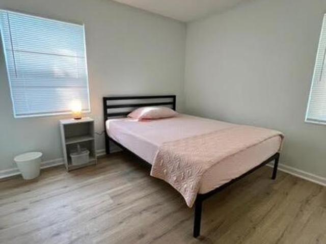 This Outstanding Duplex near Springfield, Phoenix Arts District, UF Health, VA, and Shands Hospitals is waiting for you. Get a room now!