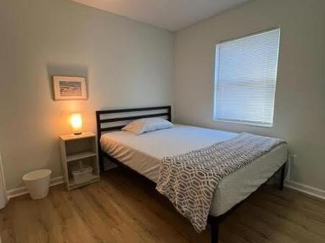 This Outstanding Duplex near Springfield, Phoenix Arts District, UF Health, VA, and Shands Hospitals is waiting for you. Get a room now!