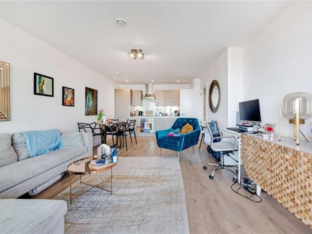This one bedroom apartment in Legacy Tower, Stratford, is located in one of London's most connected areas with direct transport links servicing the City, Canary Wharf and the West End