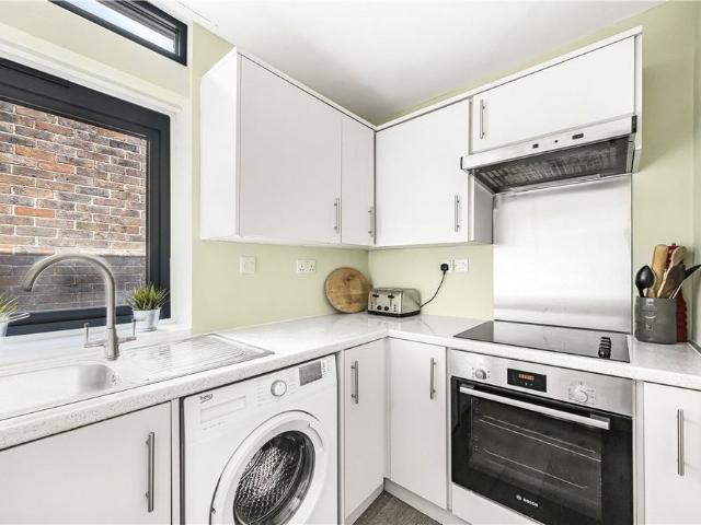 This one bedroom apartment located in the heart of Summertown. This property is a must see and offered furnished