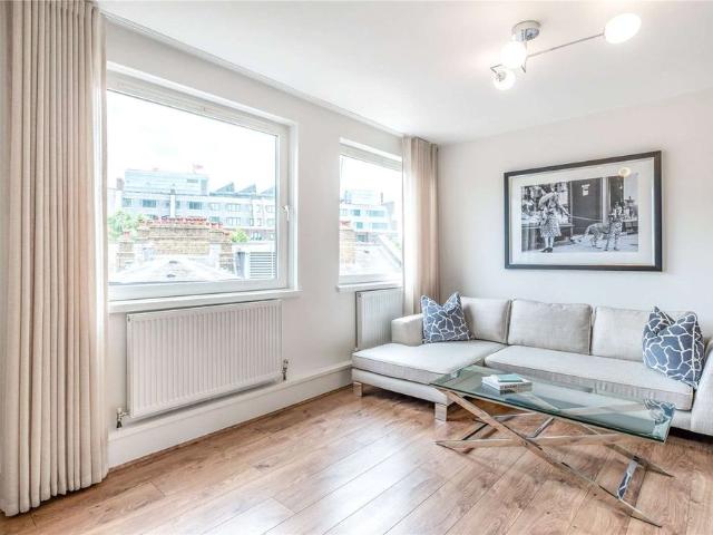 This beautiful apartment has a large and bright bedroom on the fifth floor and is superbly located between Victoria, Westminster and St James's Park