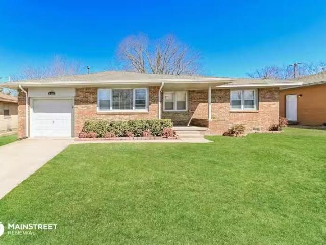 This beautiful, pet friendly home available for se 1351 Dorch.