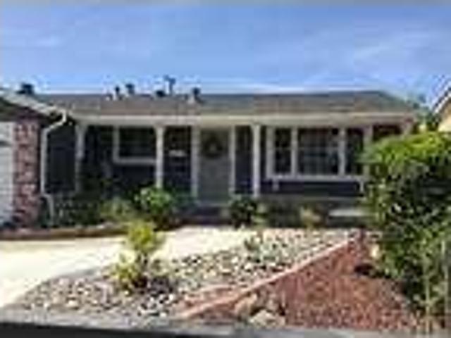 This beautiful, private 3 bedroom/2 bathroom unit