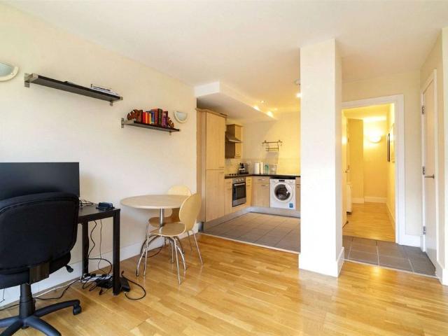 This beautifully presented one bedroom apartment is located in the prestigious Artichoke Hill development and boasts 500 sq ft of intelligently designed living space