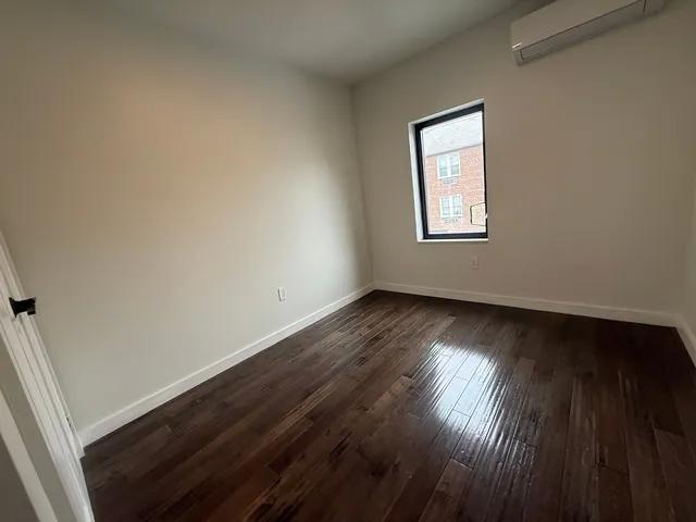 This beautifully renovated 1 bedroom apartment