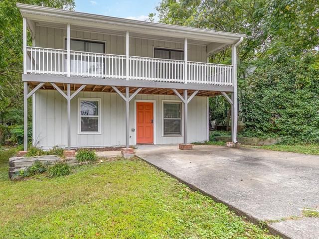 This charming 1 bed, 1 bath duplex offers a fully private living experience. Ideal for those seeking peace and quiet.