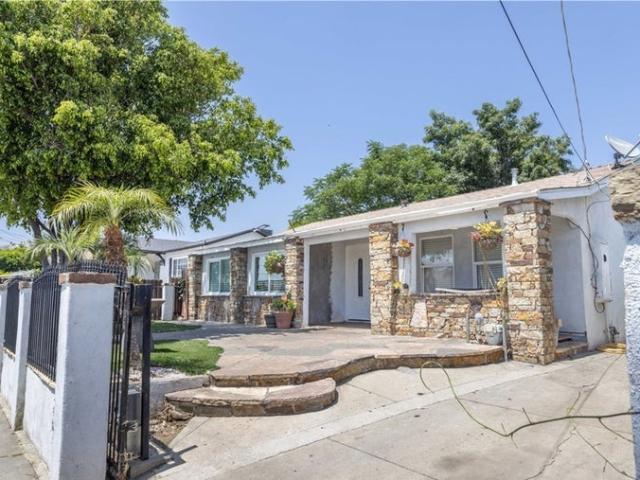 This charming 2 bedrooms and 1 bathroom property