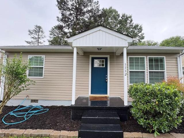 This Cozy 2 bedroom, 1 bathroom house