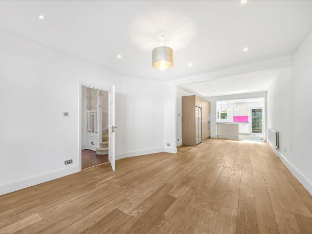 This exceptional family home is located in a residential street in Golders Green, NW11