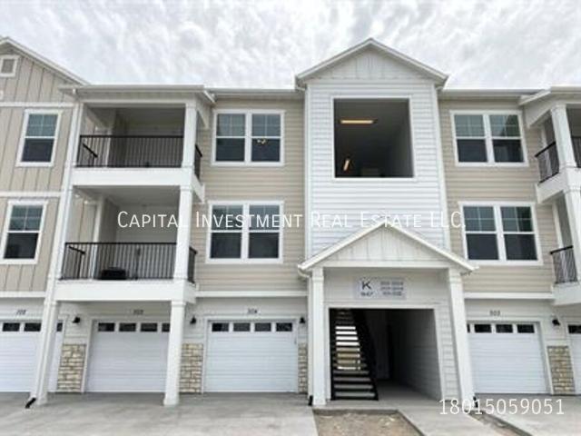 This fully loaded condo has a pool, playground and clubhouse