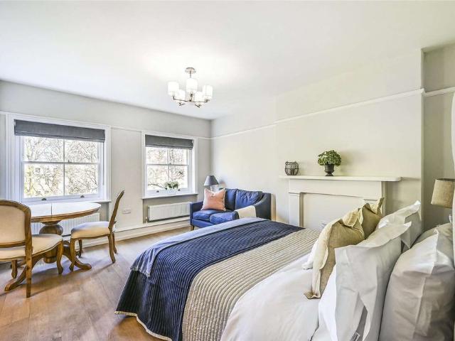 This fantastic studio flat is situated in a prime South Kensington location just moments from all the local amenities