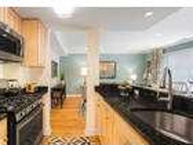 This great 1 bed, 1.50 bath sunny apartment is located in the area on VFW Pkwy