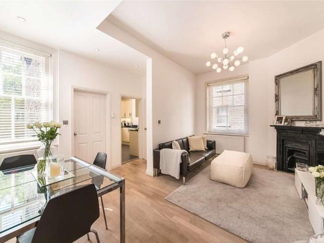 This immaculately presented one bedroom flat, is located on the first floor of this attractive Victorian mansion building