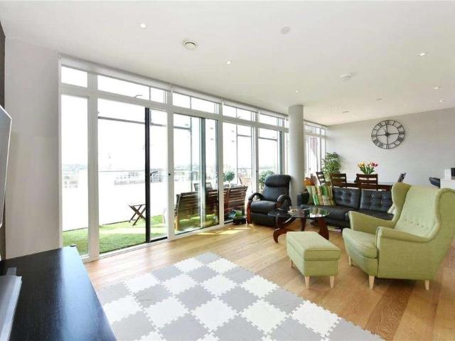 This incredibly spacious apartment is positioned on the ninth and tenth floor offering unrivalled views, perfect for enjoying the beautiful sunsets from the large private balconies