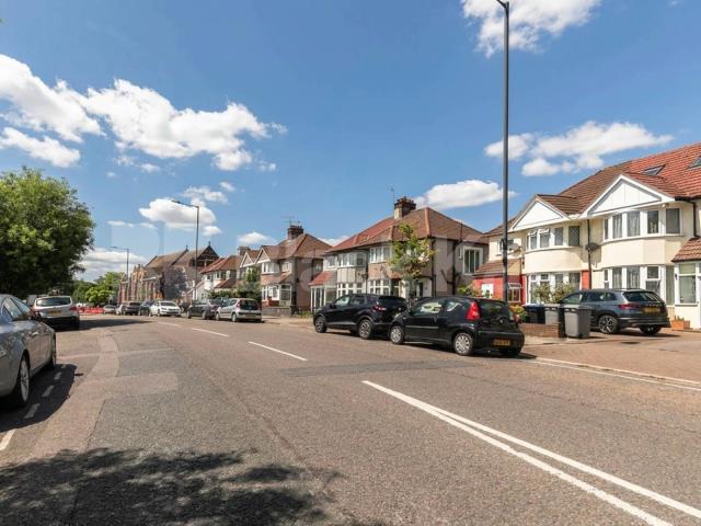 This is a fantastic three double bedroom, three bathrooms apartment set within well maintained Victorian house conversion in Dollis Hill