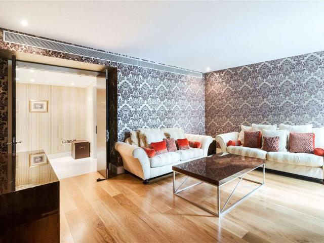 This is a wonderful Garden Apartment located in a landmark development in Knightsbridge. The development offers a 24 hour security team, concierge and residents pool and gym complex