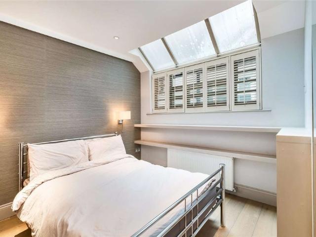 This is a very impressive, one double bedroom apartment in a contemporary design style and in excellent condition throughout