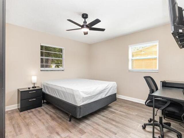 Affordable Private Rooms in Prime Orlando Fast Wi Fi, Smart TV's, Close to Everything!