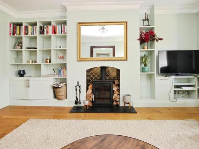 This lovely two bedroom flat offers a private South West facing garden, allocated parking and its own entrance. Located opposite Redland Green, it’s just a short walk to Whiteladies Road, Clifton, and Durdham Downs