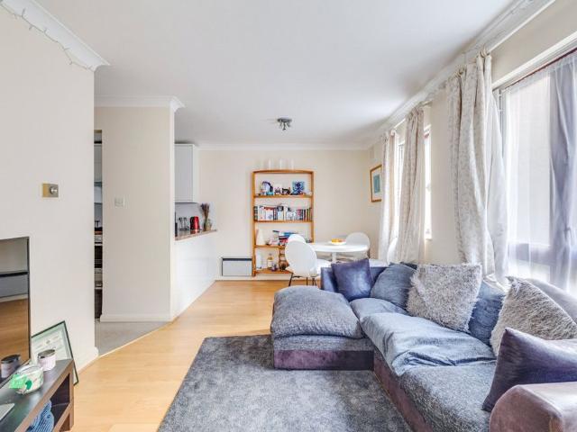 This lovely two double bedroom property, in the popular Maltings Place development is located within a short walk of Fulham Broadway and Parsons Green. EPC rating D