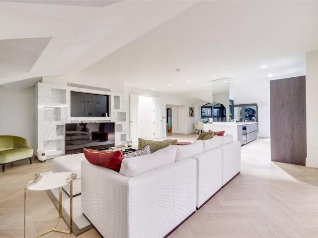 This remarkable three bedroom penthouse is set on the seventh floor and offers a large amount of luxury living space. It also has the rare benefit of underground parking and extensive outdoor space. Minimum Tenancy Length: 12 months EPC rating: B | Council Tax Band H