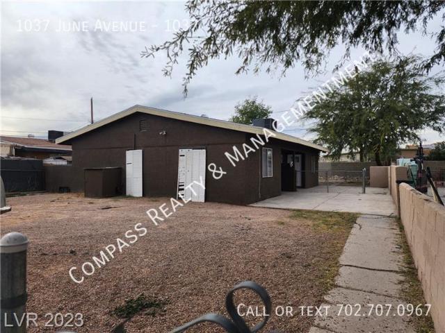 This single story duplex has undergone a complete remodel, featuring 2 bedrooms and 1 bath