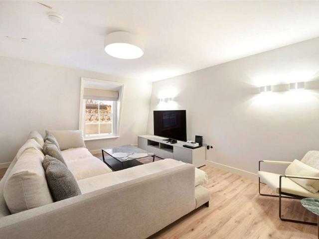 This spacious flat is situated on the 4th floor of a period building, with ample storage throughout located close to all the local amenities