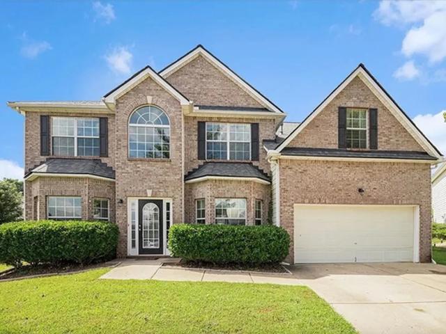 This spacious single family home in Dallas offers 3,455 square feet of comfortable shared living, featuring five bedrooms and three full bathrooms.
