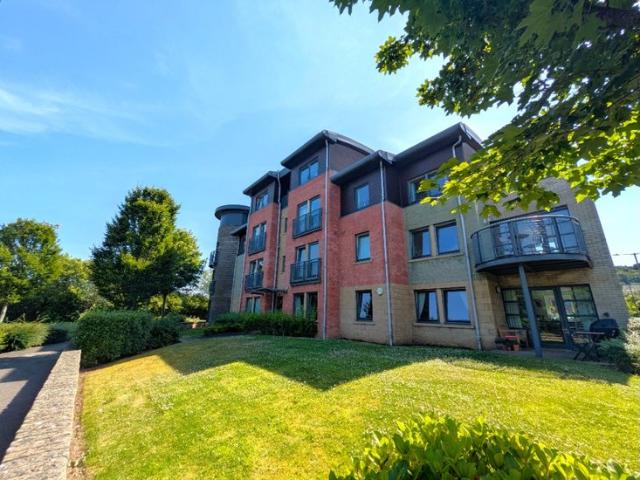 This spacious two bedroom, penthouse flat located in the desirable area of Craiglockhart is offered to the market fully furnished. Located in a modern development, this property benefits from gas central heating, double glazing and resident parking