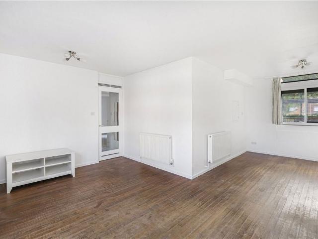 This two bedroom apartment located in the heart of Summertown. This property is a must see and offered unfurnished