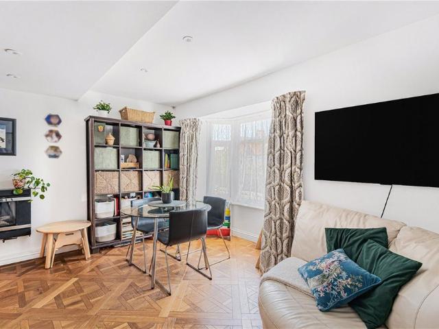 This two bedroom duplex apartment is a must see, ideally located in the heart of Summertown and benefiting from a private balcony and roof terrace