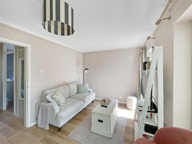 This two double bedroom ground floor maisonette is set in a quiet cul de sac, just a short walk from the mainline railway station and the wide range of shops and amenities available in the sought after village of Great Shelford