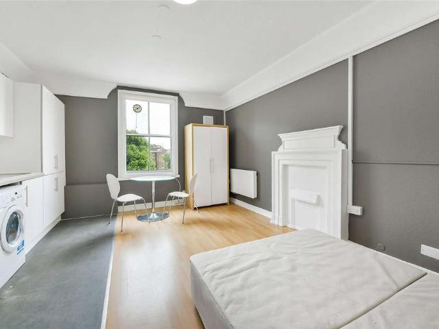 This third floor studio boasts a private kitchenette and a prime South Kensington location