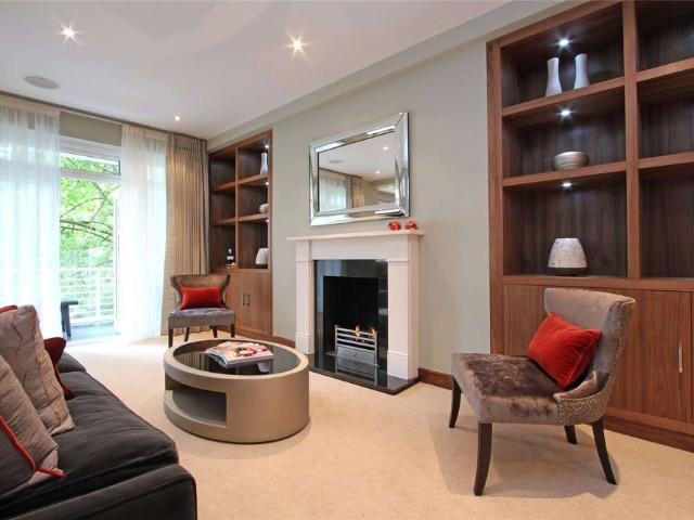 This totally refurbished 3 bedroom apartment in a popular portered block close to Hyde Park