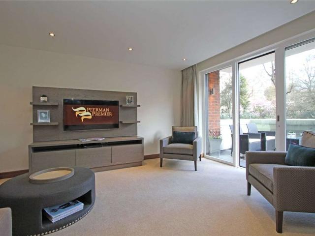 This totally refurbished 3 bedroom apartment on the first floor of a block with 24 hour porterage close to Hyde Park
