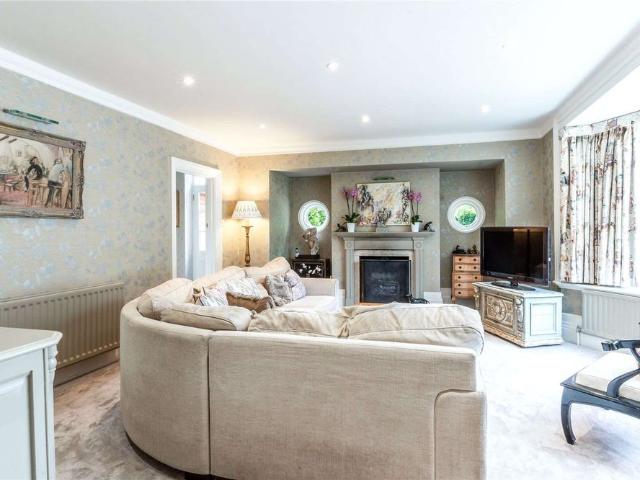 This unique family home has been thoughtfully designed throughout to offer a range of flexible and stylish accommodation, located on the prestigious Ridgemount Road