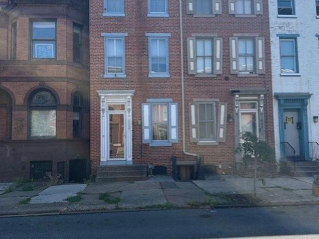 This 3 Bedroom, 2.5 Bathroom Row Home in Harrisburg, PA offers comfortable living with practical features. Located In Harrisburg School District