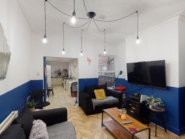 Three Bed West Parade Bills Included £595.00 Per Person