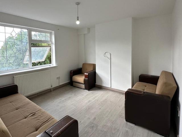 Three bedroom maisonette to let in London E4