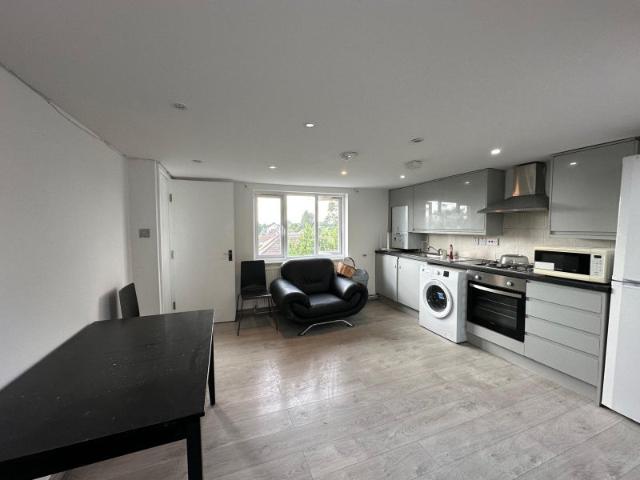 Three bedroom maisonette to let in London E4