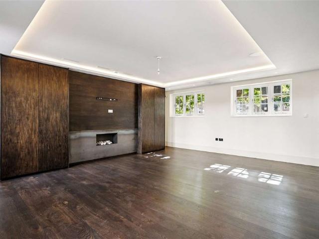 Three bedroom mews house moments from Knightsbridge