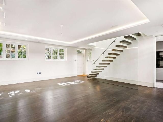 Three bedroom mews house moments from Knightsbridge