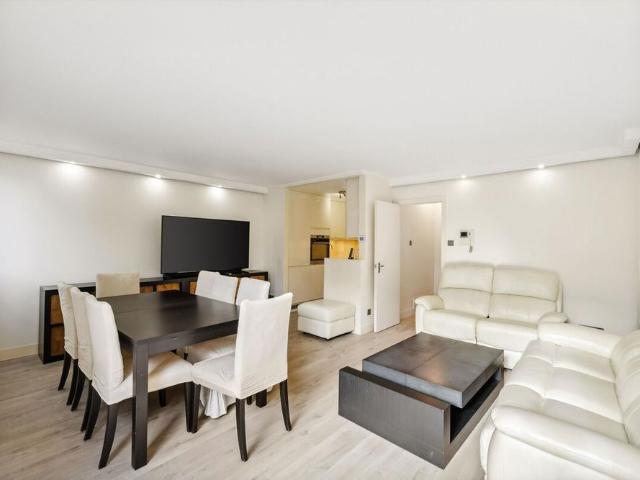 Three bedroom duplex apartment to rent with patio to rent in Wapping, E1W