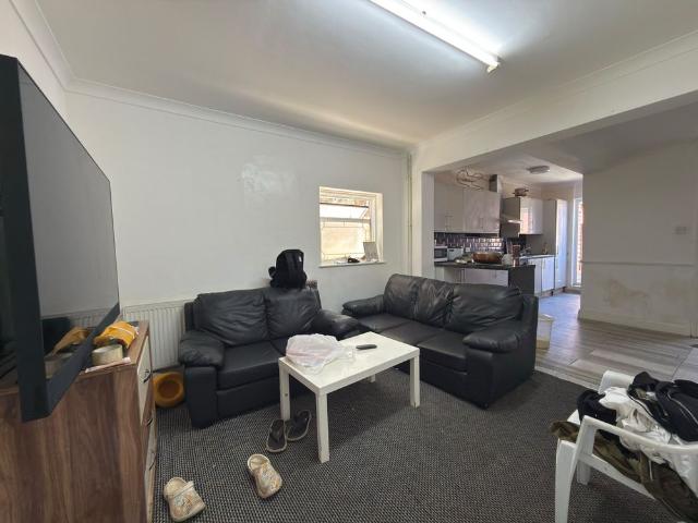 Three bedroom family house close to ilford town center £2450