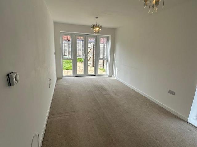 Three bedroom family house Lakeside