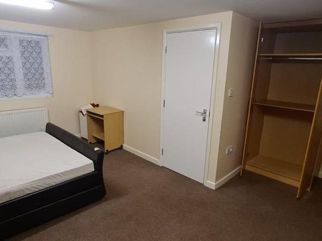 Three bedroom First Floor flat close to Newbury park station £2200