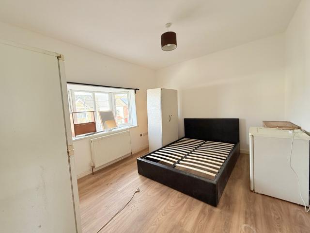 Three bedroom First Floor flat close to Newbury park station £2200