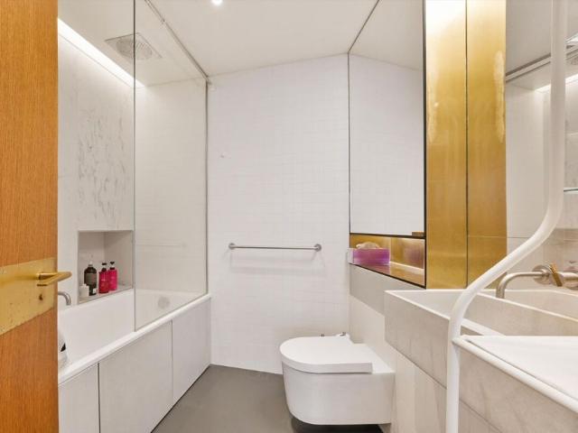 Three bedroom flat available in Gasholders, King's Cross N1C