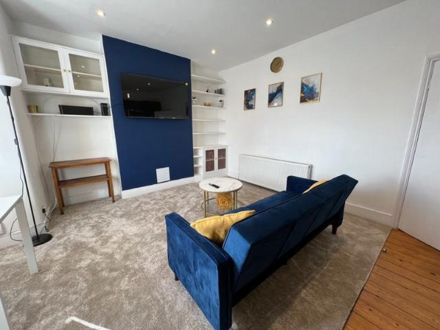 Three Bedroom Flat In Wood Green/Turnpike Lane