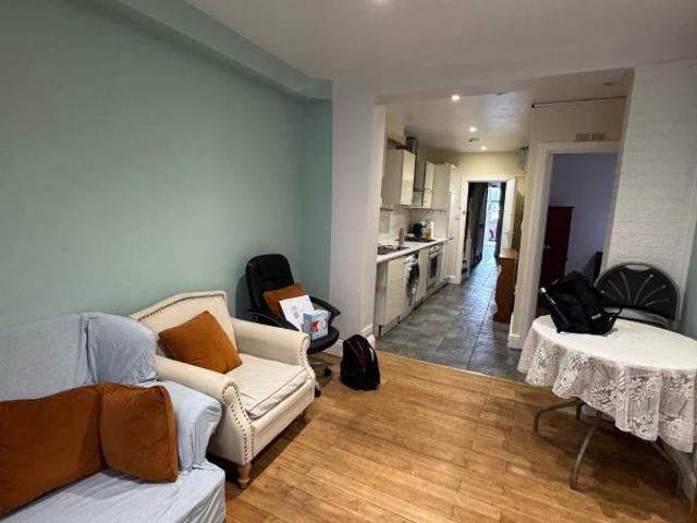 three bedroom garden flat with conservetory